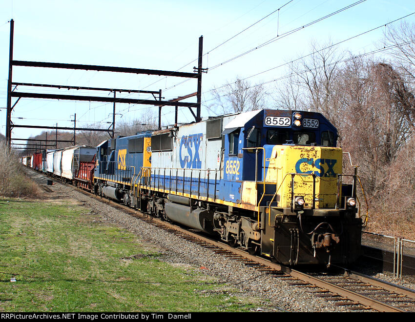 CSX 8552 on Q300